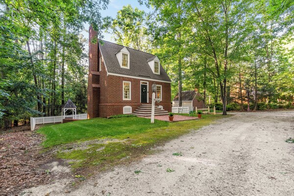 2 Bedroom/2 Bathroom Woodland Retreat In Hub City With Backyard + Fire Pit - Spartanburg, SC