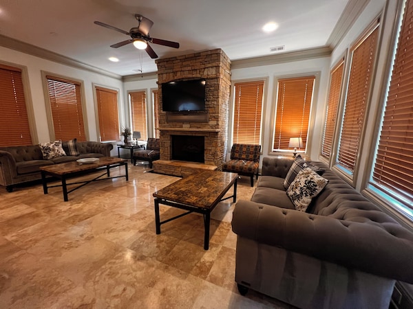 Your Private Gated  Castle Escape On Lake Lanier-beachfront, Gym, Pool &Jacuzzi! - Lake Lanier, GA