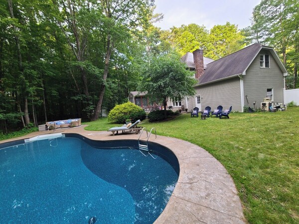 Saratoga Springs 4-bedroom Oasis-5 Min To Track- With Heated In Ground Pool & Ac - Saratoga Springs, NY