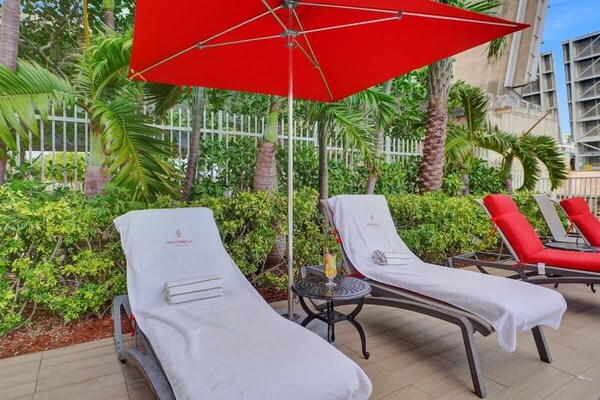 Elegant High Floor Studio With Balcony Near Ocean 2910 - Hallandale Beach