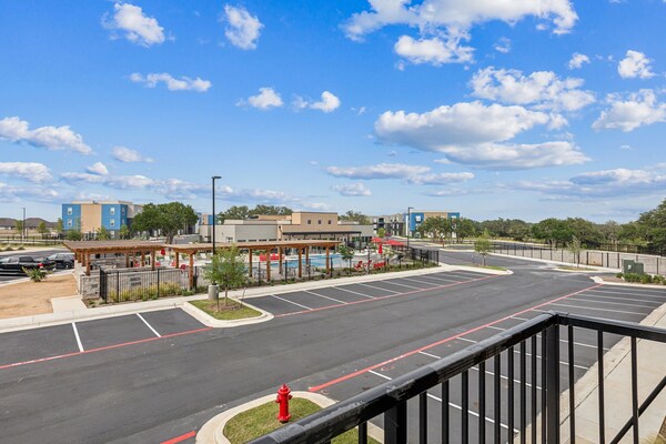 New Luxury Pool Home, Mins To Hospitals, Gym, Amazing Amenities - Marble Falls, TX