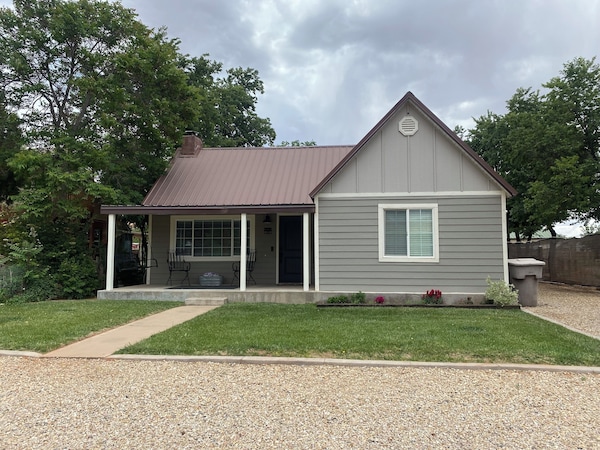 The House On 100 West. Walk To Downtown. Easy Drive To Zion And North Rim. - Kanab, UT
