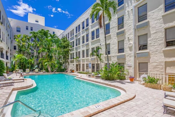 Palm Beach Condo 5 Mins To Beach Heated Pool - Palm Beach, FL