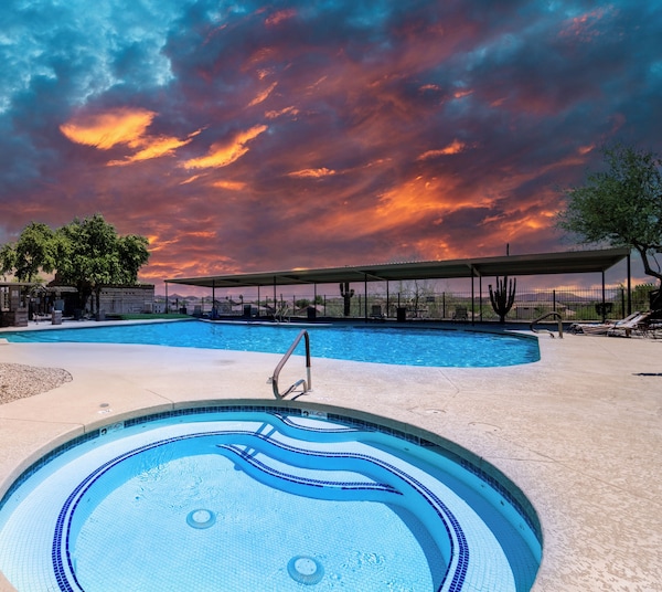 Pool + Hot Tub King Suite Near Mayo Clinic, Sonoran Preserve, Lake Pleasant, - Phoenix