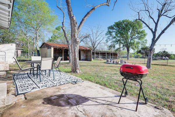 Farmhouse W/backyard Barn-close River Access! - New Braunfels, TX