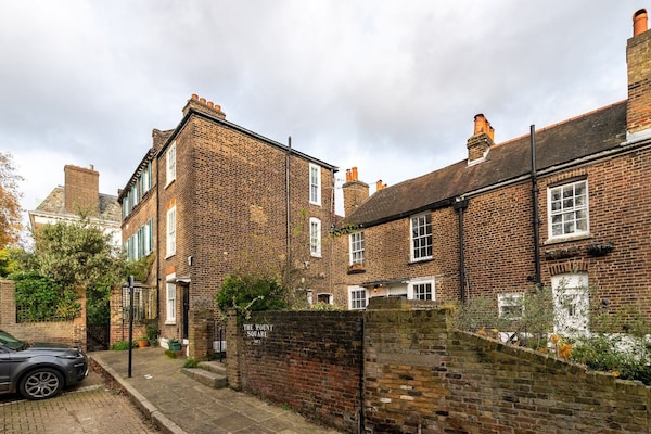 Character Cottage In Historic Hampstead - London
