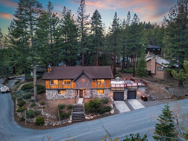 Geraldine Drive By Avantstay | Hot Tub, Views, Walk To Trails + Game Room - Incline Village