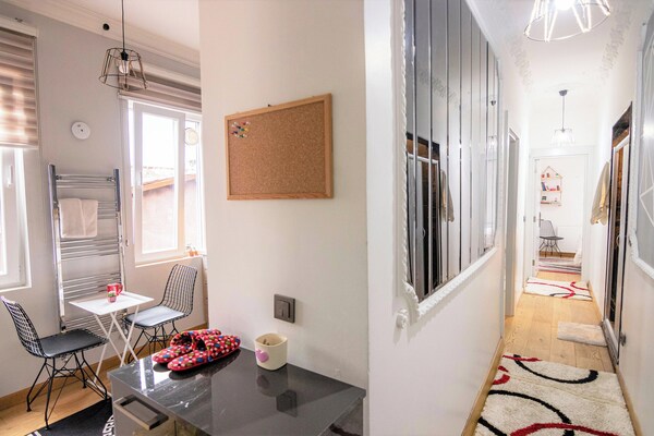 Gorgeous Two Bedroom Apartment In Taksim - Alibeyköy