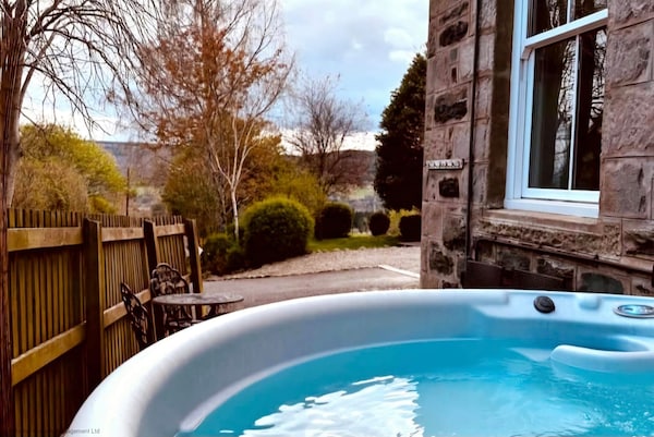 Luxury Getaway In Pitlochry  6 Bedrooms, 5 Baths, Hot Tub & Scenic Views - Blair Atholl