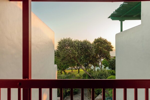 Luxury Hillside Unit | Sea Views | Balcony | Pool - 蘭戈班