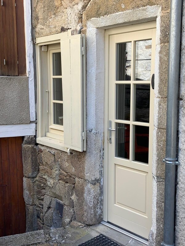 Charmante Maison De Ville Avec Home Ciné Et Baignoire Balnéo - Chaudes-Aigues