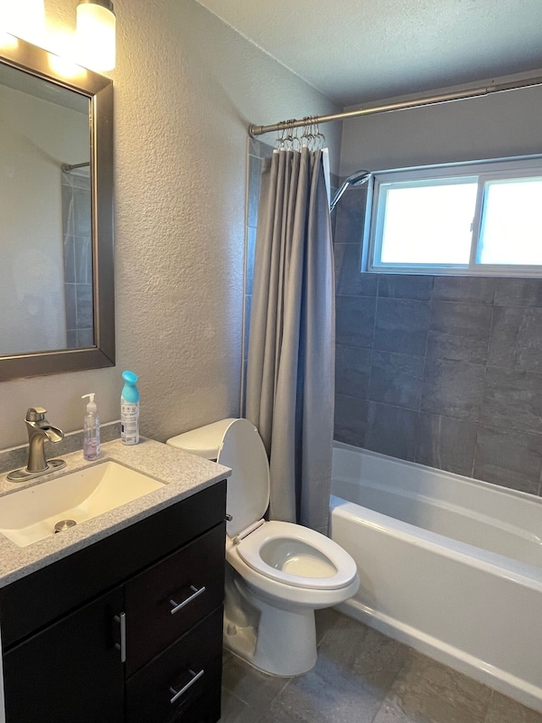 Spacious 4-bedroom Renovated Home In Scenic Sacramento - Sacramento