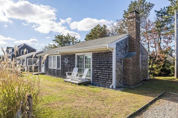 Charming Seaside Cottage  Sleeps 9 With Wifi, Ac, 2 Min Walk To A Private Beach - Sandwich, MA