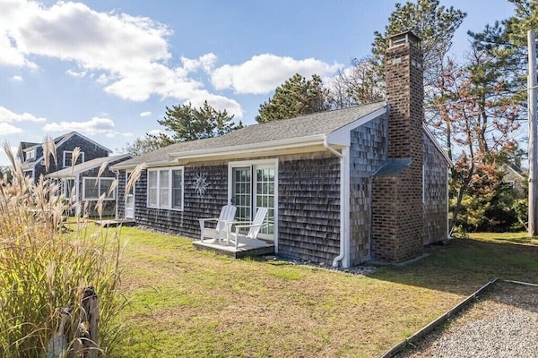 Charming Seaside Cottage Sleeps 9 With Wifi, Ac, 2 Min Walk To A Private Beach - Mashpee, MA