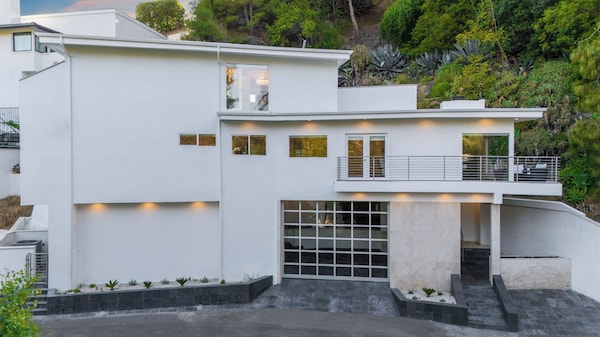 Belden View - Architectural Beauty W/ Skyline Views & Rooftop Spa - Hollywood, CA