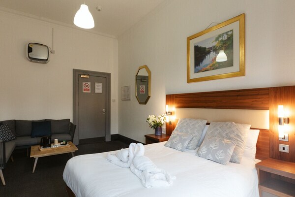 Second Floor Room - 9 - Paisley