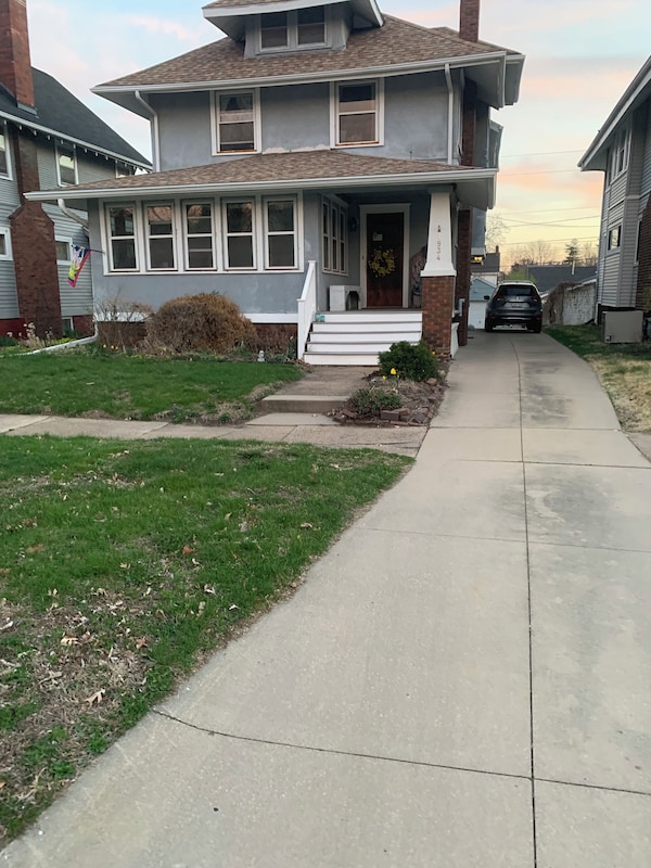 Quiet Relaxing Bedroom With Queen Sized Bed 2nd Floor. Shared Bathroom. - Cedar Rapids, IA