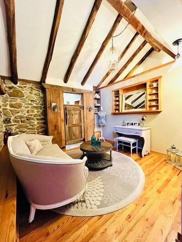 Historic Hideaway With King Bed & Spa-inspired Bath - Leesburg, VA