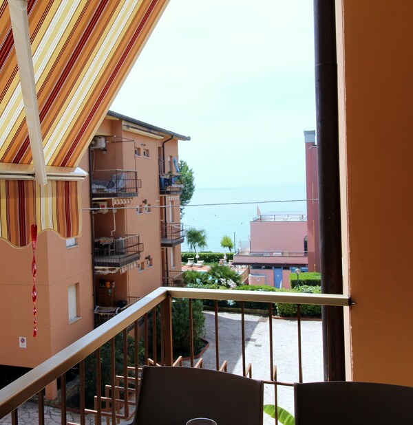 Luxurious Lakeside Apartment, Private Beach, Lake View Terrace - Garda