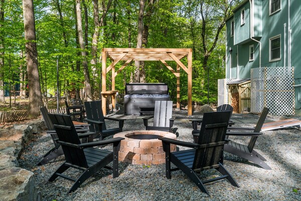 Mountain Glow ~ Beach&lake Access ~ Hottub ~ Gameroom - East Stroudsburg, PA