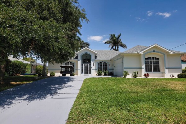 Luxury Home With Dock|heated Pool| Kayak|jacuzzi - Fort Myers, FL