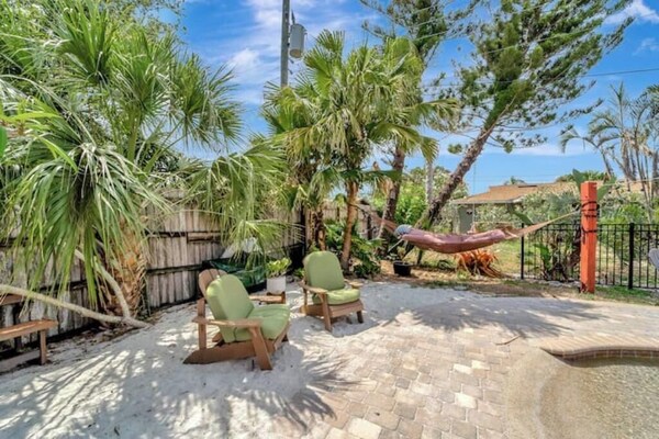 Fennario Resort: Lagoon Pool W/ Tiki Bar, Sauna, & Hot Tub 1/2 Mi To Beach Ferry - Englewood, FL