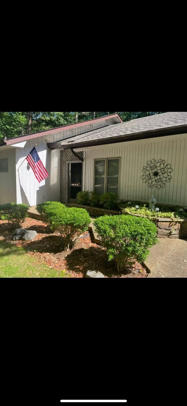 Beautiful Townhome With Large, Sunny Atrium And Back Deck. Sleeps\n6. - Hot Springs Village, AR