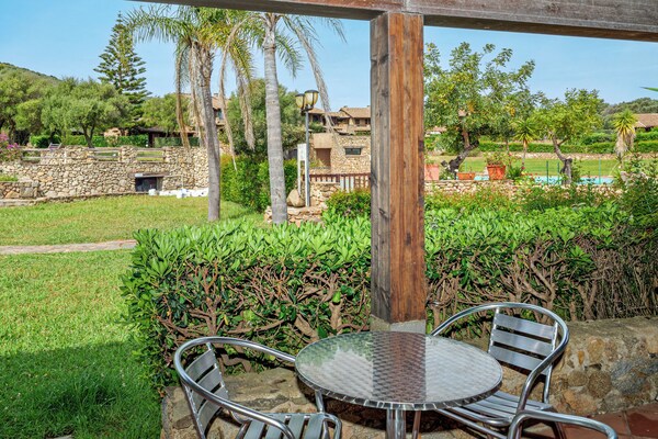 Room 'Grecale  Vista Piscina' With Mountain View, Shared Pool And Air Conditioning - Golfo Aranci