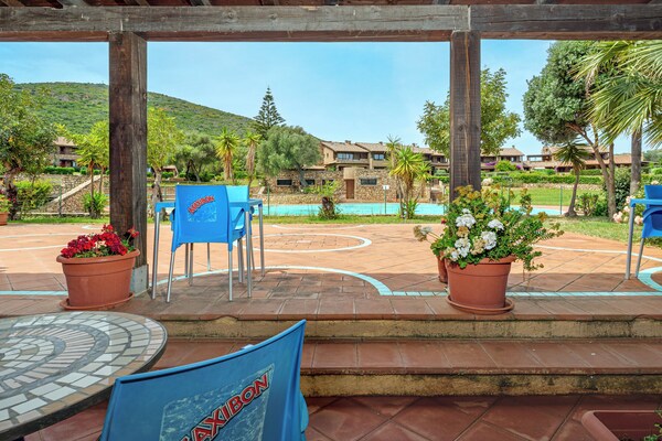 Room 'Libeccio  Vista Piscina' With Mountain View, Shared Pool And Air Conditioning - Golfo Aranci