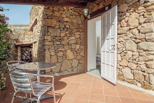 Room 'Ostro' With Mountain View, Shared Pool And Air Conditioning - Olbia