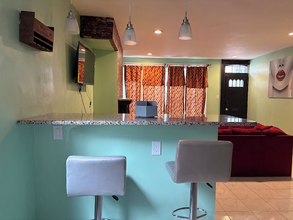 Charming 3-bedroom Townhome With Wifi, Ac In Soothing Chester - Chester, PA
