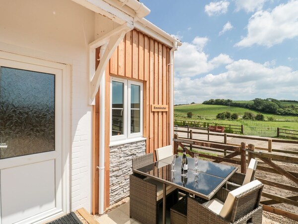 Emminster, Pet Friendly, With A Garden In Weymouth - Weymouth, UK