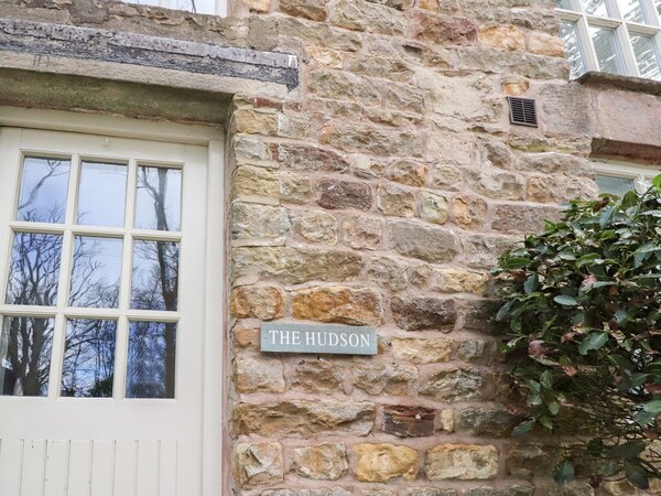 Hudson, Pet Friendly, With A Garden In Galgate - University of Cumbria in Lancaster