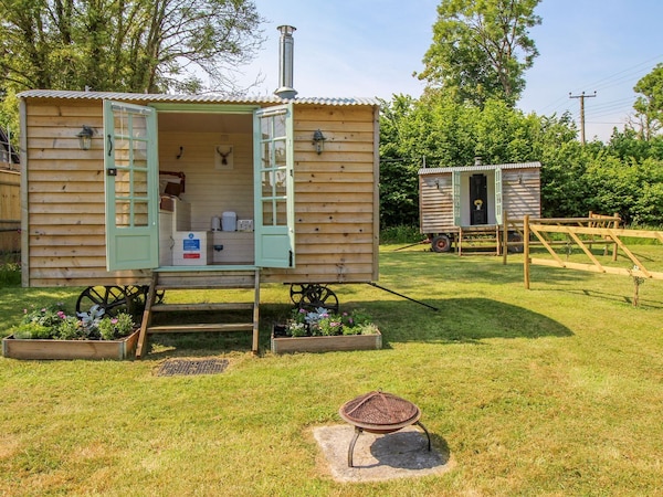 Acres Meadow, Pet Friendly, With Open Fire In Maiden Newton - Dorset