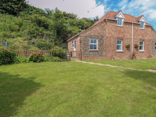 Dairy Cottage, Pet Friendly, With A Garden In Caister-on-sea - Great Yarmouth