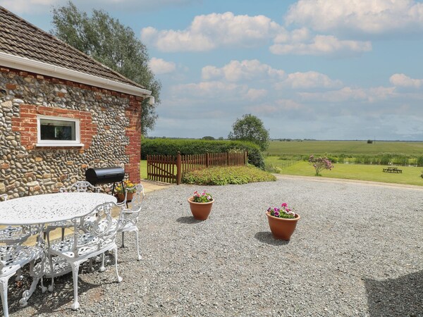 Flint Cottage, Family Friendly, With A Garden In Caister-on-sea - Great Yarmouth