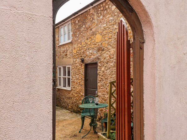 Upside Down Cottage, Pet Friendly, With A Garden In Colyton - Devon