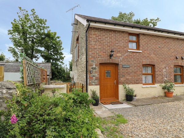 Garden View, Pet Friendly, Country Holiday Cottage In Llanybydder - Lampeter
