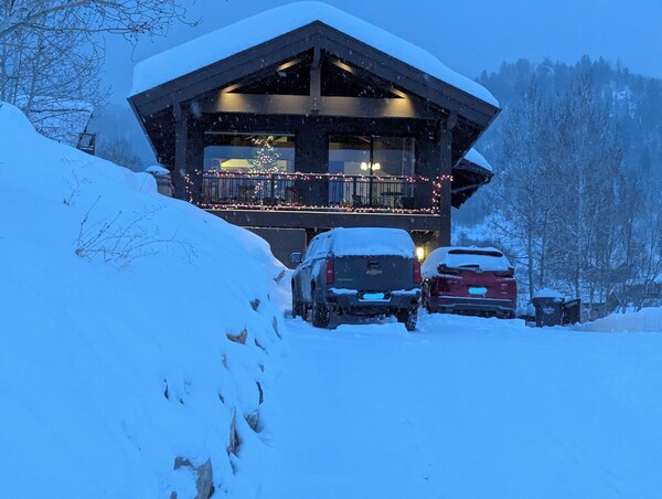 Escape To Steamboat Springs This Holiday Season! Charming & Rustic Updated Home - Steamboat Springs