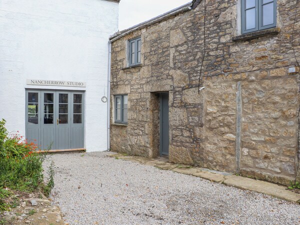 Nancherrow Studio, Pet Friendly, With Hot Tub In St Just - Porthcurno