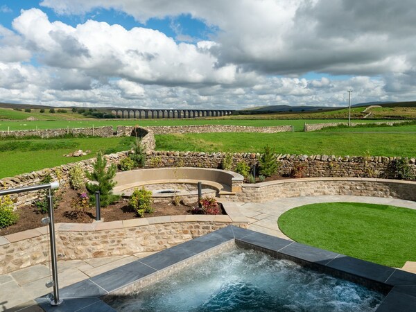 Gunner Lodge, Family Friendly, With Hot Tub In Chapel-le-dale - Sedbergh