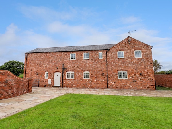 The Wing, Pet Friendly, Luxury Holiday Cottage In Bangor-on-dee - Wales