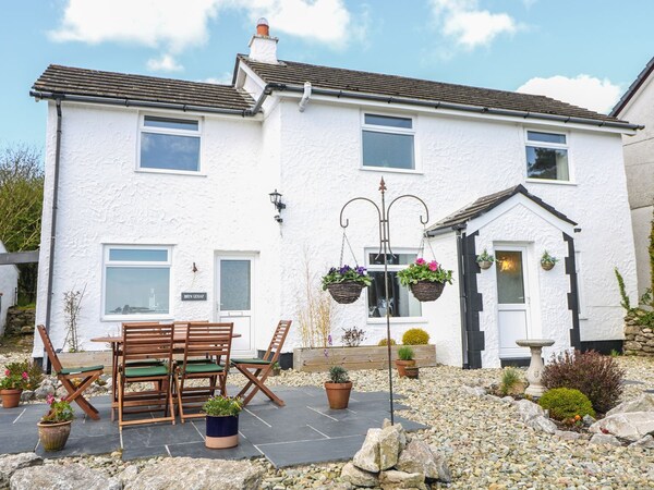 Bryn Uchaf, Pet Friendly, With Open Fire In Benllech - Moelfre