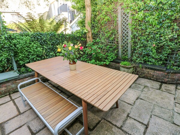 Hereford House, Character Holiday Cottage, With A Garden In Tenby - Tenby