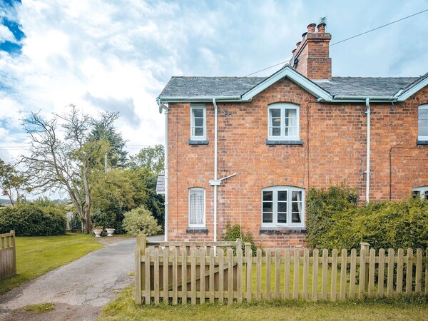 Shepherd's Cottage, Pet Friendly, With Open Fire In Bridgnorth - Bridgnorth