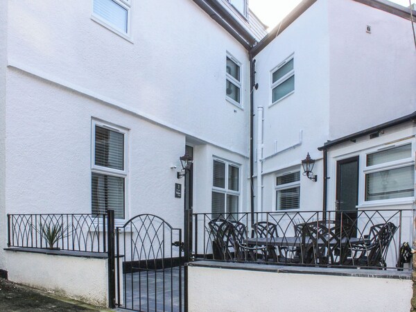 Denning Cottage, Pet Friendly, With A Garden In Dartmouth - Dartmouth