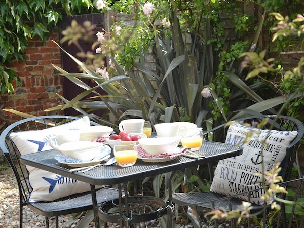 Victoria Cottage (4 East Green), Pet Friendly In Southwold - Dunwich