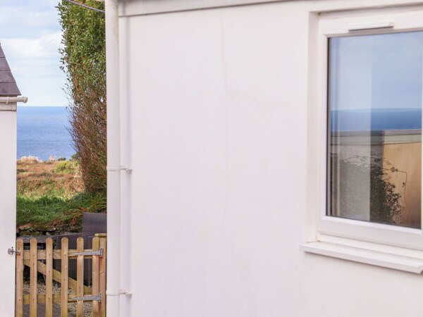 Fifty Degrees North, Pet Friendly, With A Garden In St Just - Sennen Cove