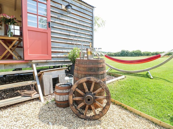 Bonnie's Shepherds Hut At Shepherds Lodge, With Hot Tub In Redmile - Nottinghamshire