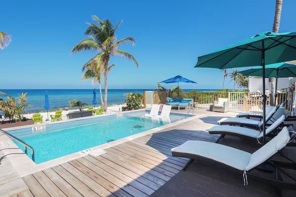 Escape To Bliss: Grand Cayman Villa Steps From The Beach With Pool - West Bay